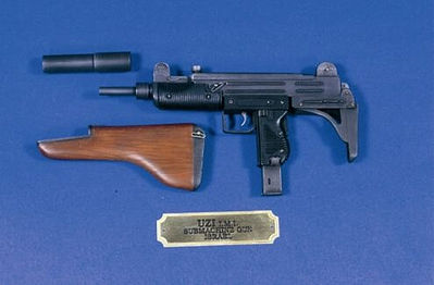 Verlinden Uzi Submachine Gun Plastic Model Weapon Kit 1/4 Scale #2558