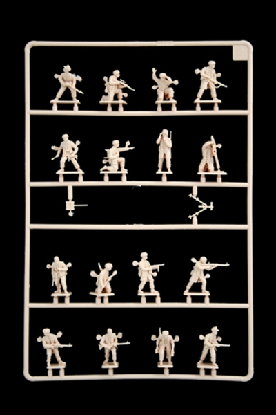 WWII German Paratroopers Tropical -- Plastic Model Military Figure Kit ...