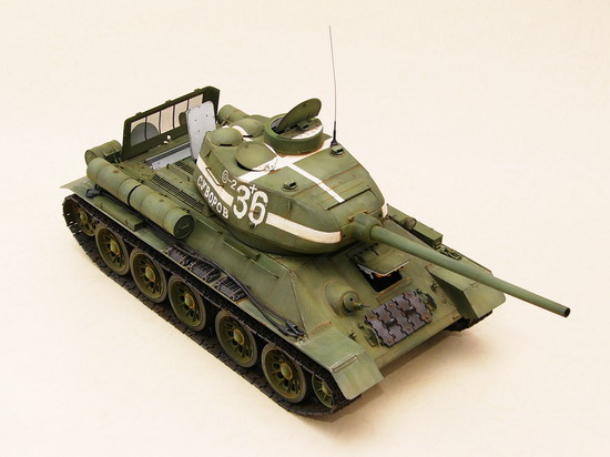 Russian Tank T34/85 1944 Factory No.183 -- Plastic Model Military ...