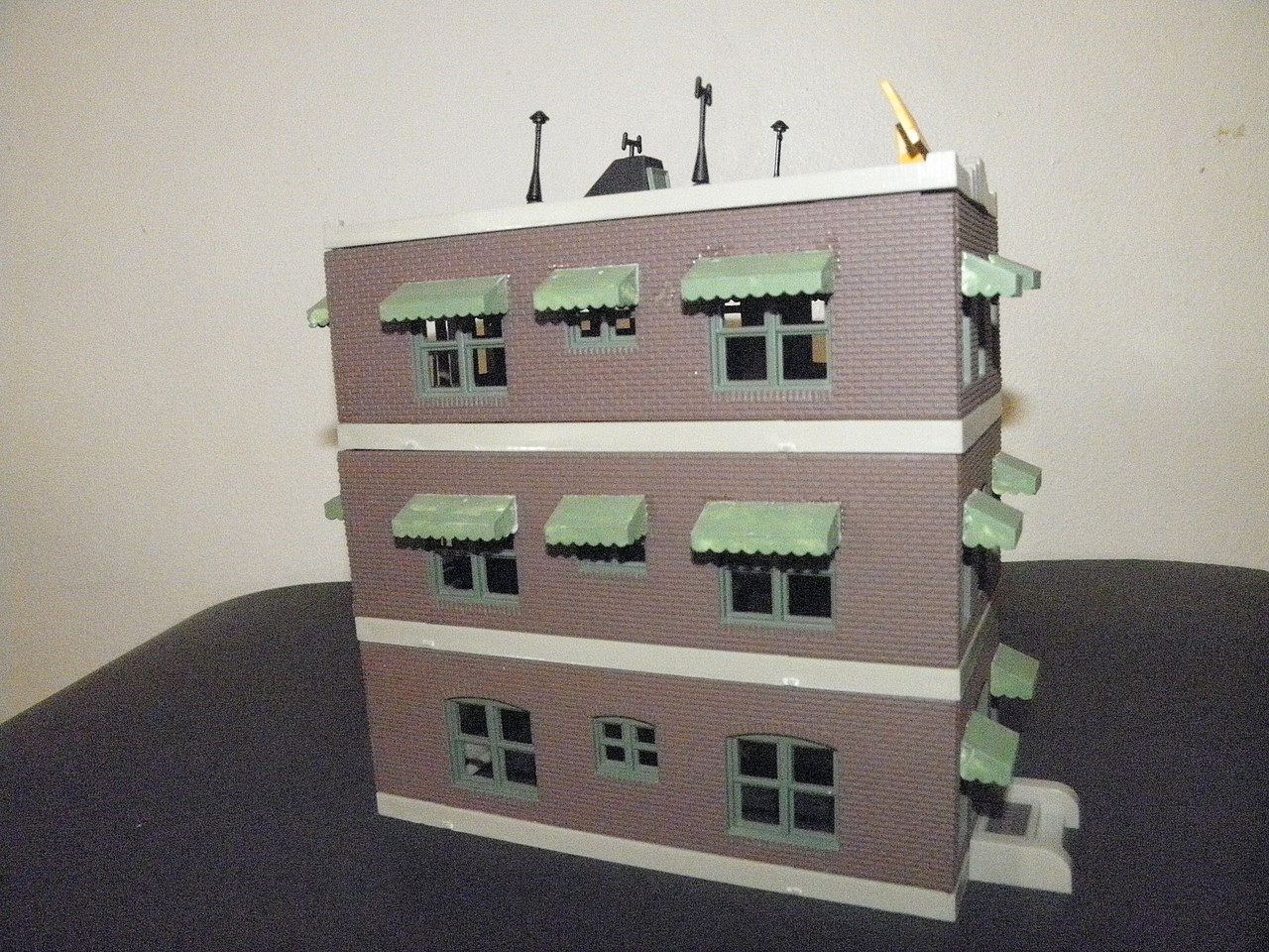 Belvedere Downtown Hotel Kit -- Model Train Building -- HO Scale ...