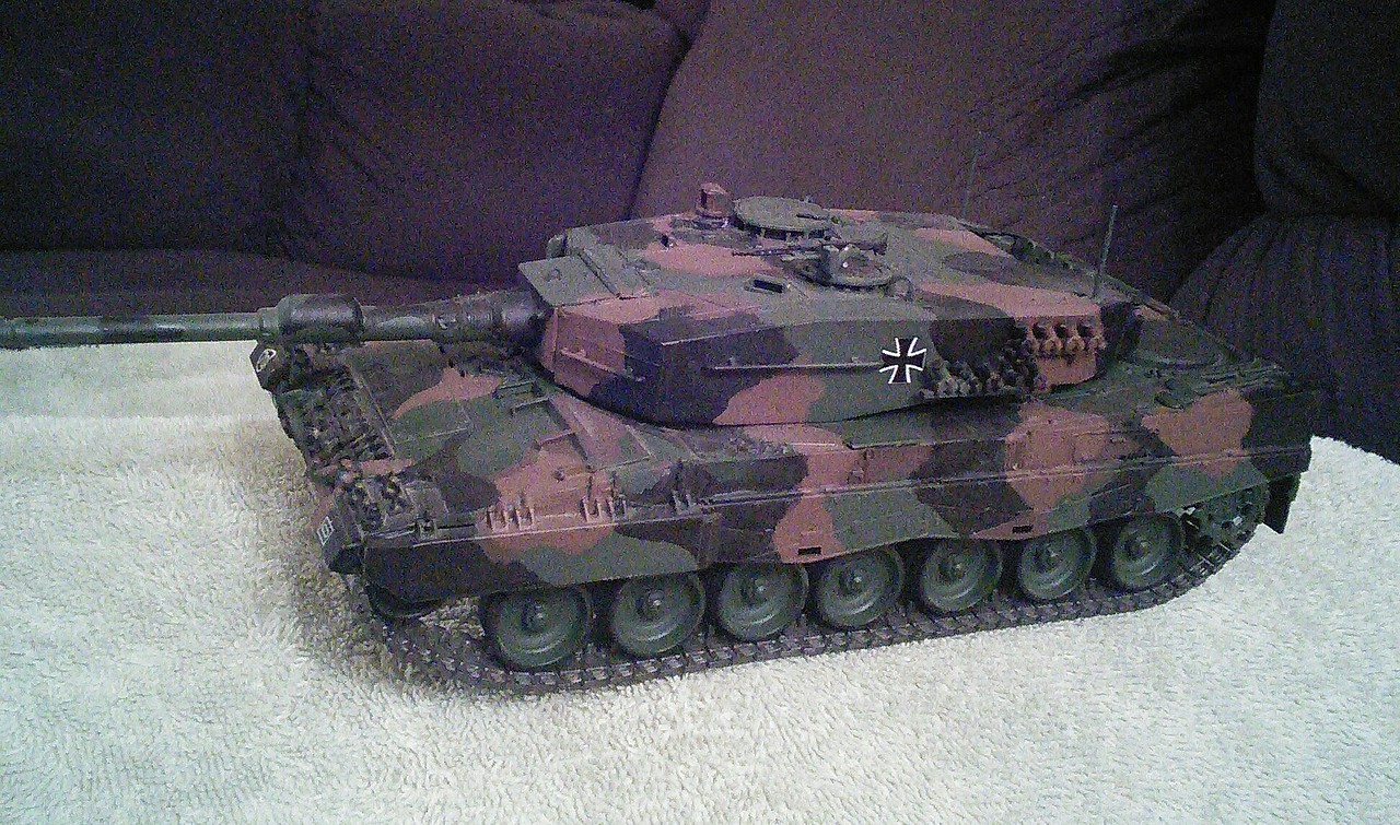 German Leopard 2 A4 Tank -- Plastic Model Military Vehicle Kit -- 1/35 ...