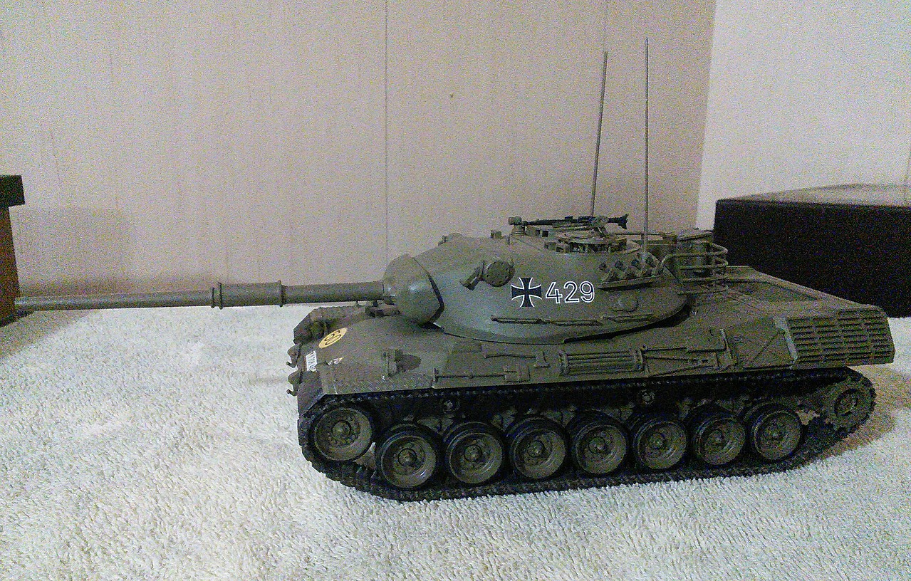 German Leopard Medium Tank -- Plastic Model Military Vehicle Kit -- 1/ ...