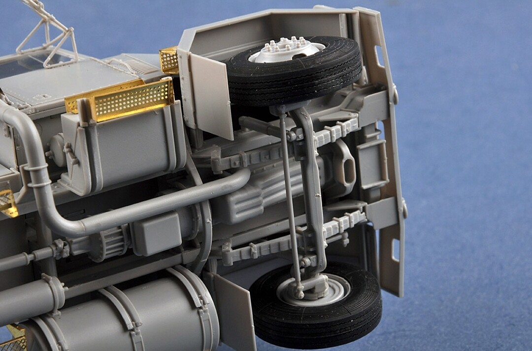 US M915 Army Truck with 40' Container Trailer Pictures