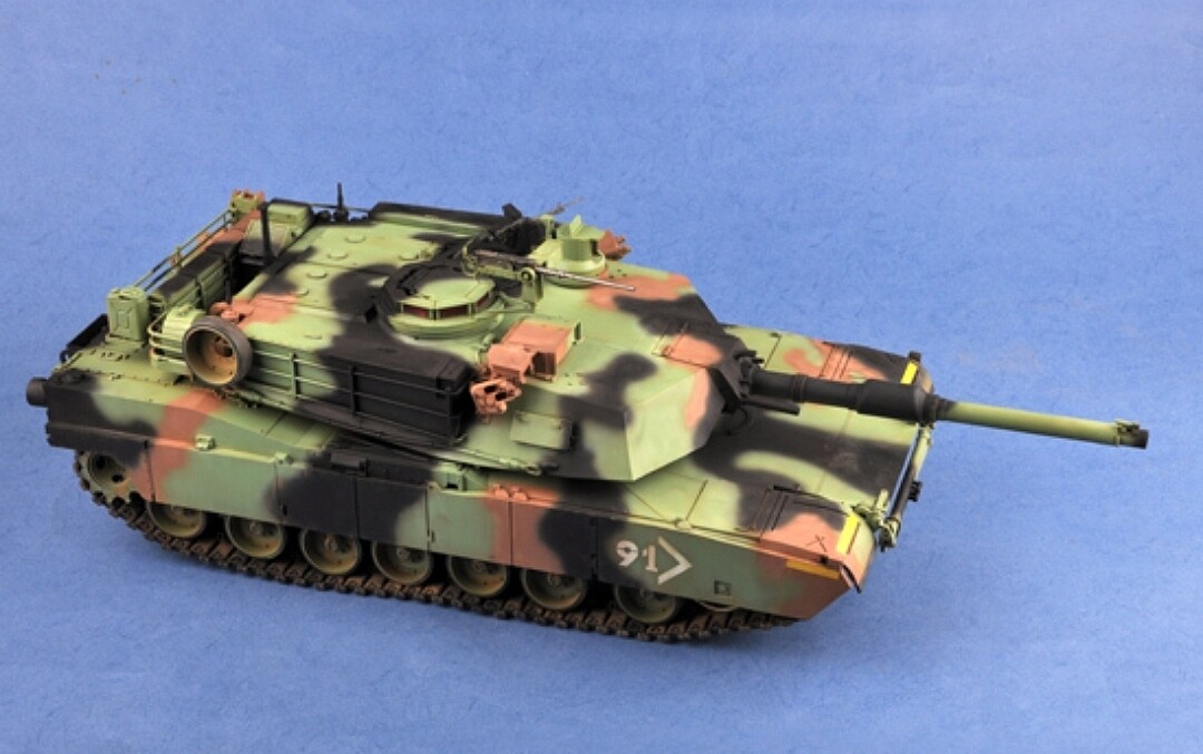 US M1A1 AIM Main Battle Tank -- Plastic Model Military Vehicle Kit -- 1 ...