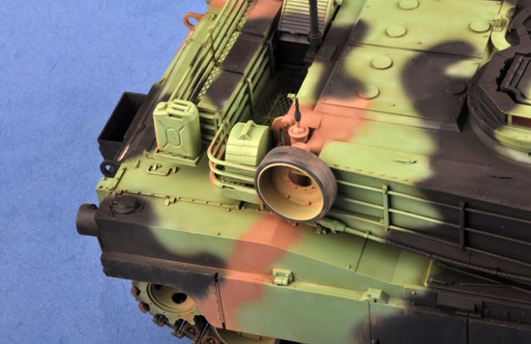 US M1A1 AIM Main Battle Tank -- Plastic Model Military Vehicle Kit -- 1/16 Scale -- #926 ...