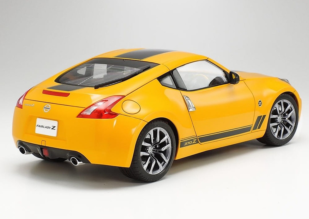 Nissan 370Z Heritage Edition Car -- Plastic Model Car Kit -- 1/24 Scale ...