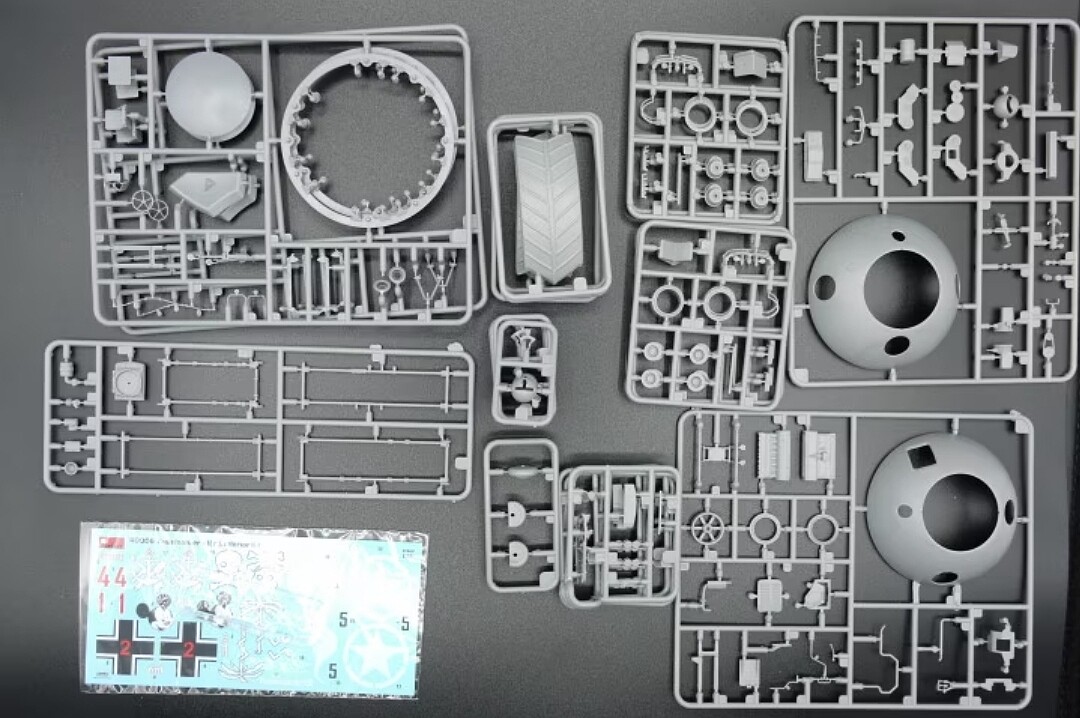 Kugelpanzer 41(r) Ball Tank w/Interior -- Plastic Model Tank Kit -- 1/ ...