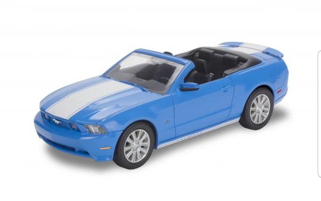 2010 Mustang GT Convertible -- Plastic Model Car Snap Kit -- 1/25 Scale ...