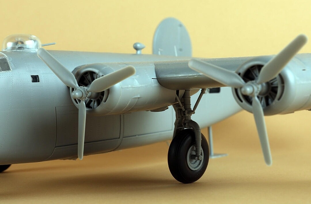US B-24J Liberator -- Plastic Model Airplane Kit -- 1/48 Scale ...