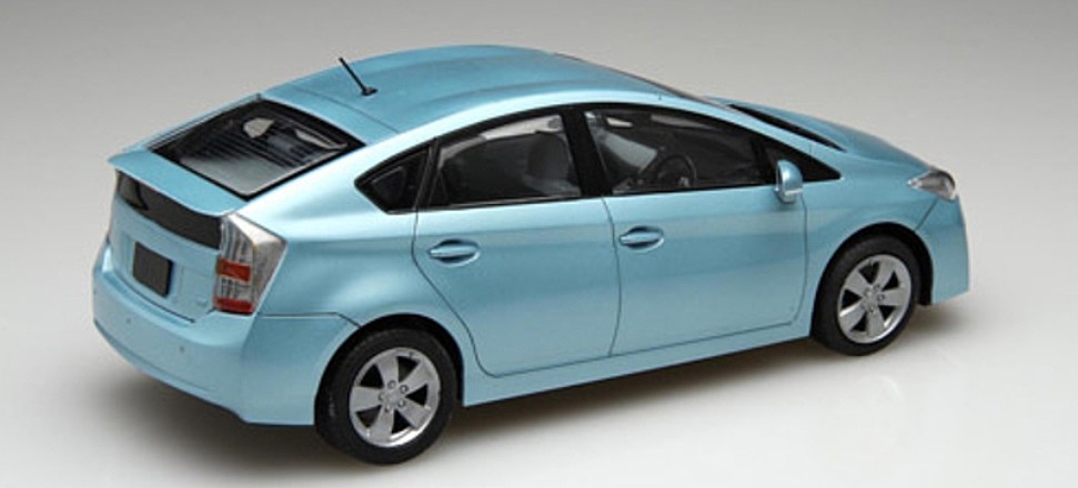 2009 Toyota Prius G Hybrid 4-Door Car -- Plastic Model Car Kit -- 1/24 ...