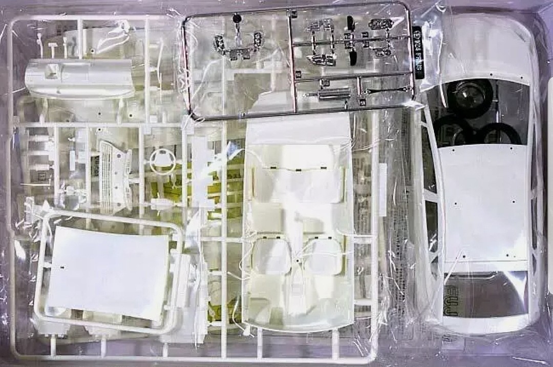 2009 Toyota Prius G Hybrid 4-Door Car -- Plastic Model Car Kit -- 1/24 ...