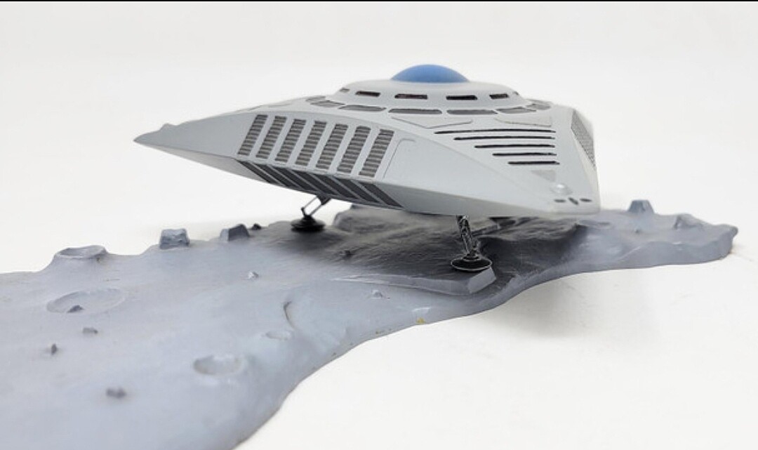 TR-3 Triangular UFO -- Plastic Model Space Craft Kit -- 1/72 Scale -- # ...