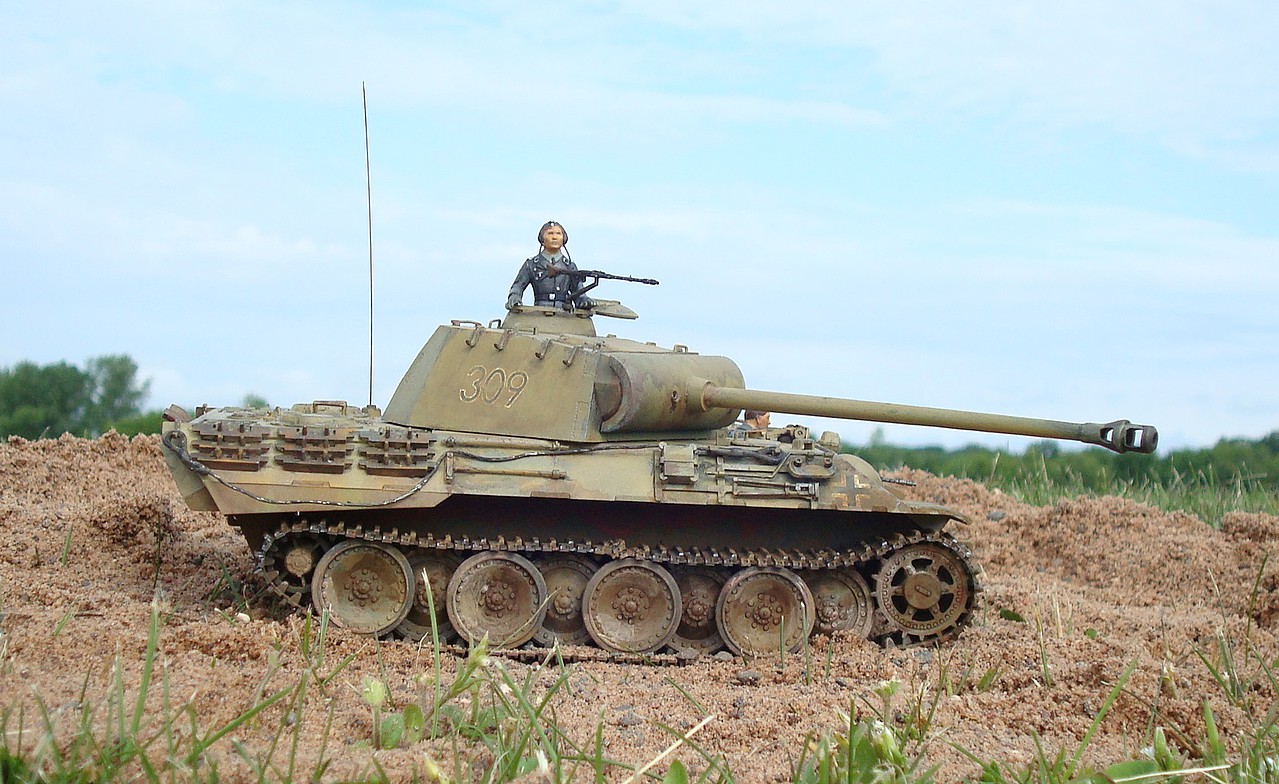 German Panther Medium Tank -- Plastic Model Military Vehicle Kit -- 1/ ...