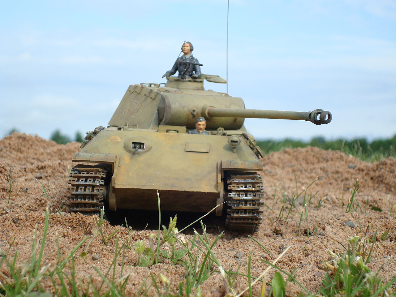 German Panther Medium Tank -- Plastic Model Military Vehicle Kit -- 1/ ...