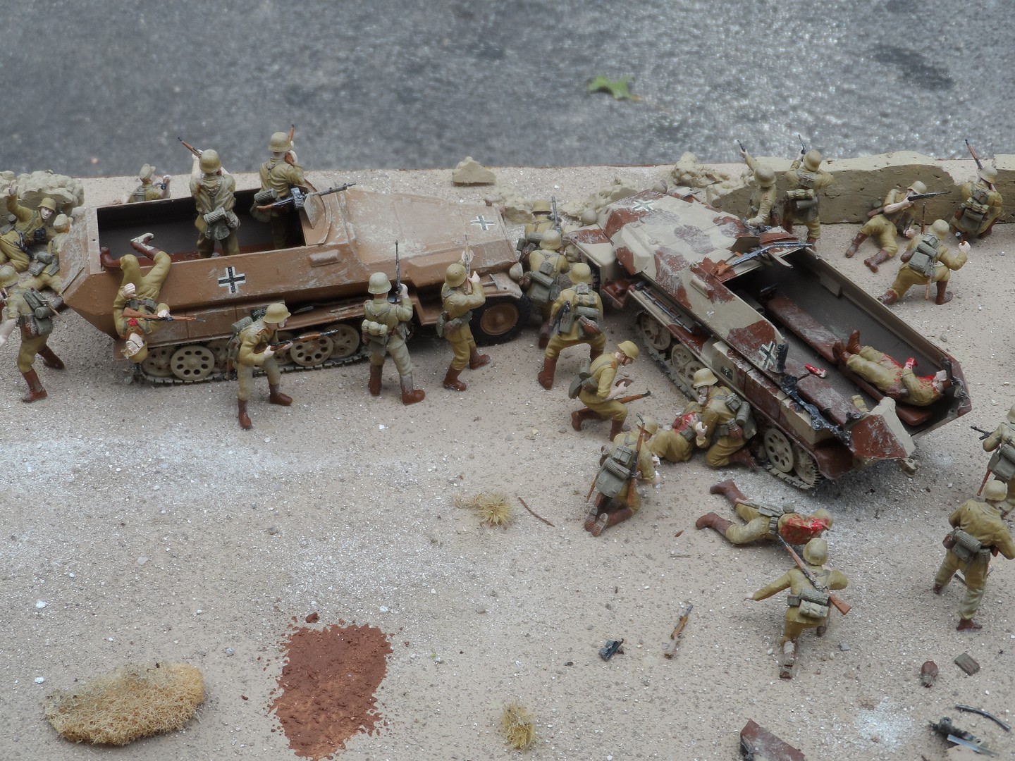 German Hanomag Sd.Kfz. 251/1 Halftrack -- Plastic Model Military ...