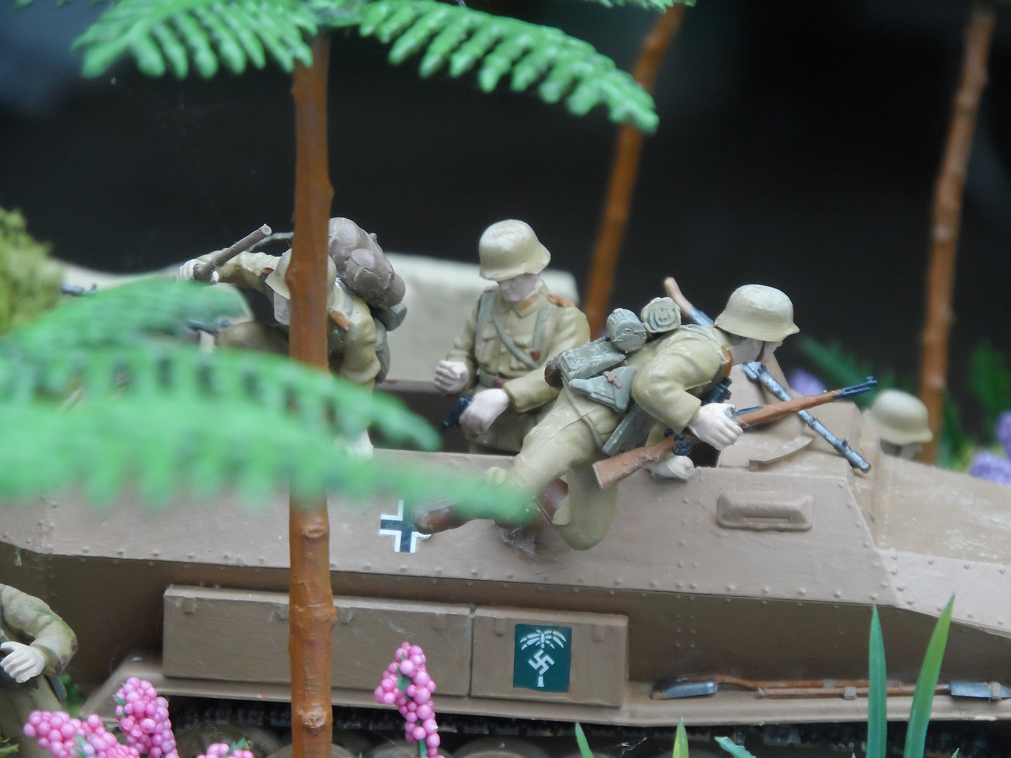 German Hanomag Sd.Kfz. 251/1 Halftrack -- Plastic Model Military ...