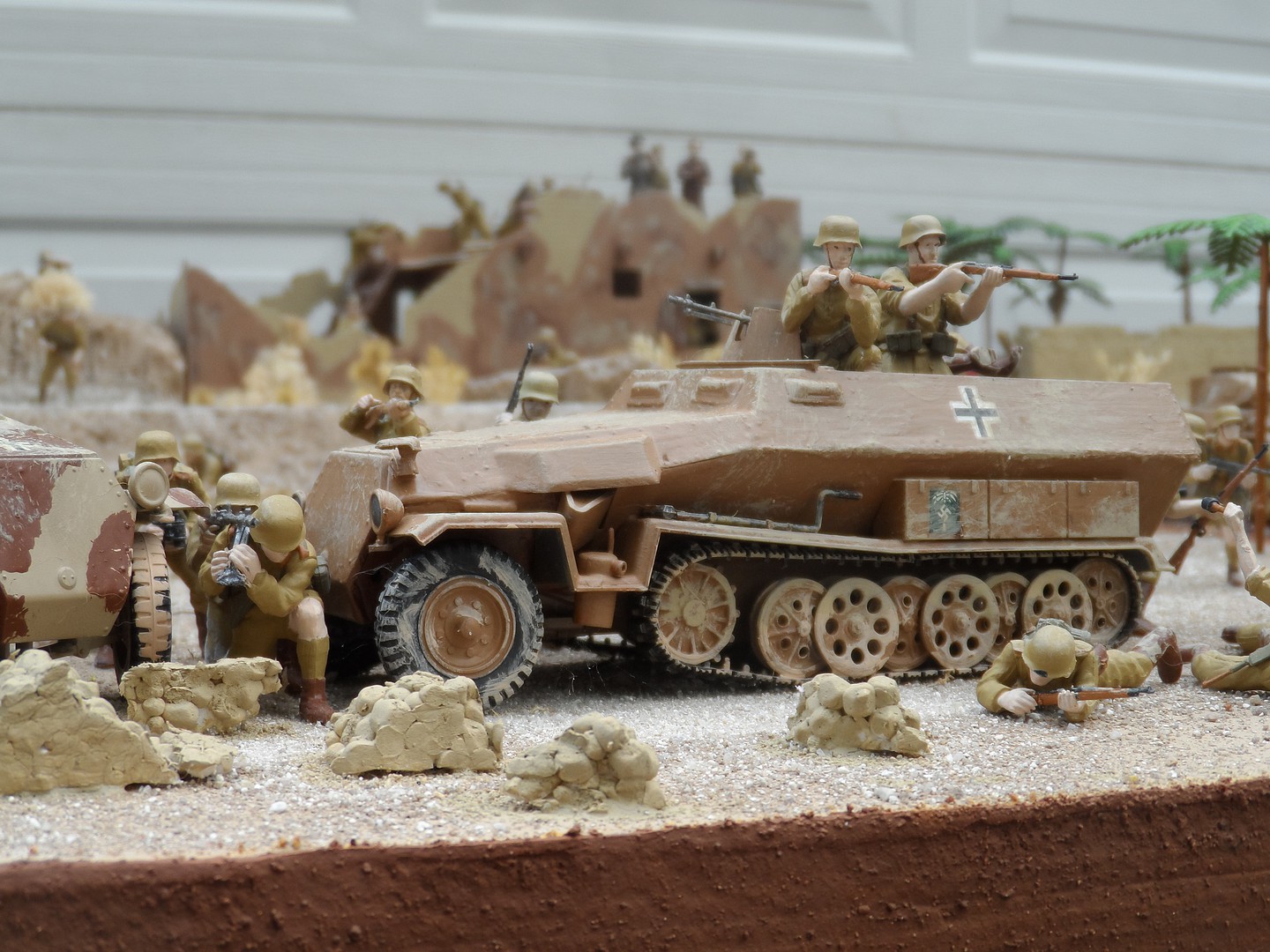 German Hanomag Sd.Kfz. 251/1 Halftrack -- Plastic Model Military ...