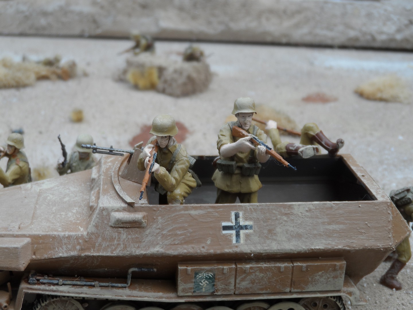 German Hanomag Sd.Kfz. 251/1 Halftrack -- Plastic Model Military ...