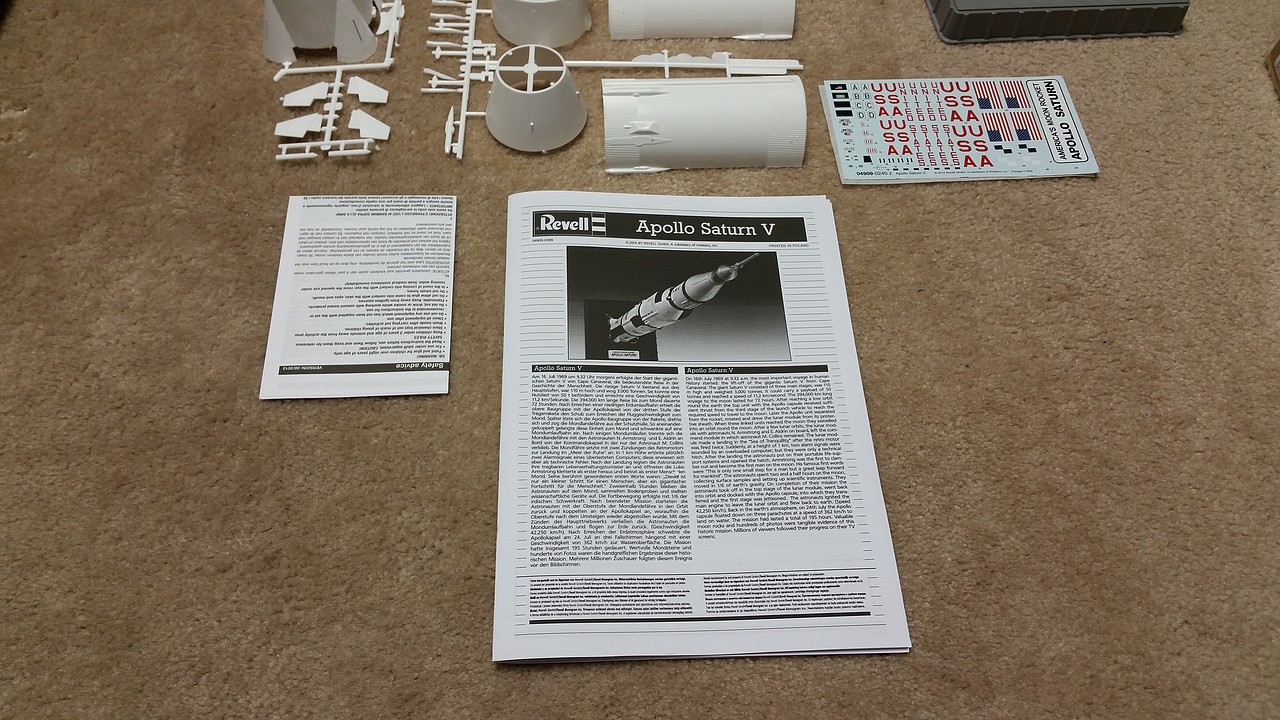 Saturn V -- Space Program Plastic Model Kit -- 1/144 Scale -- #04909 ...