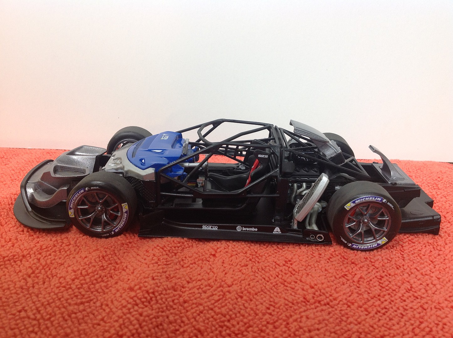 Gallery Pictures Revell-Monogram Ford GT LeMans 2017 Race Car Plastic ...