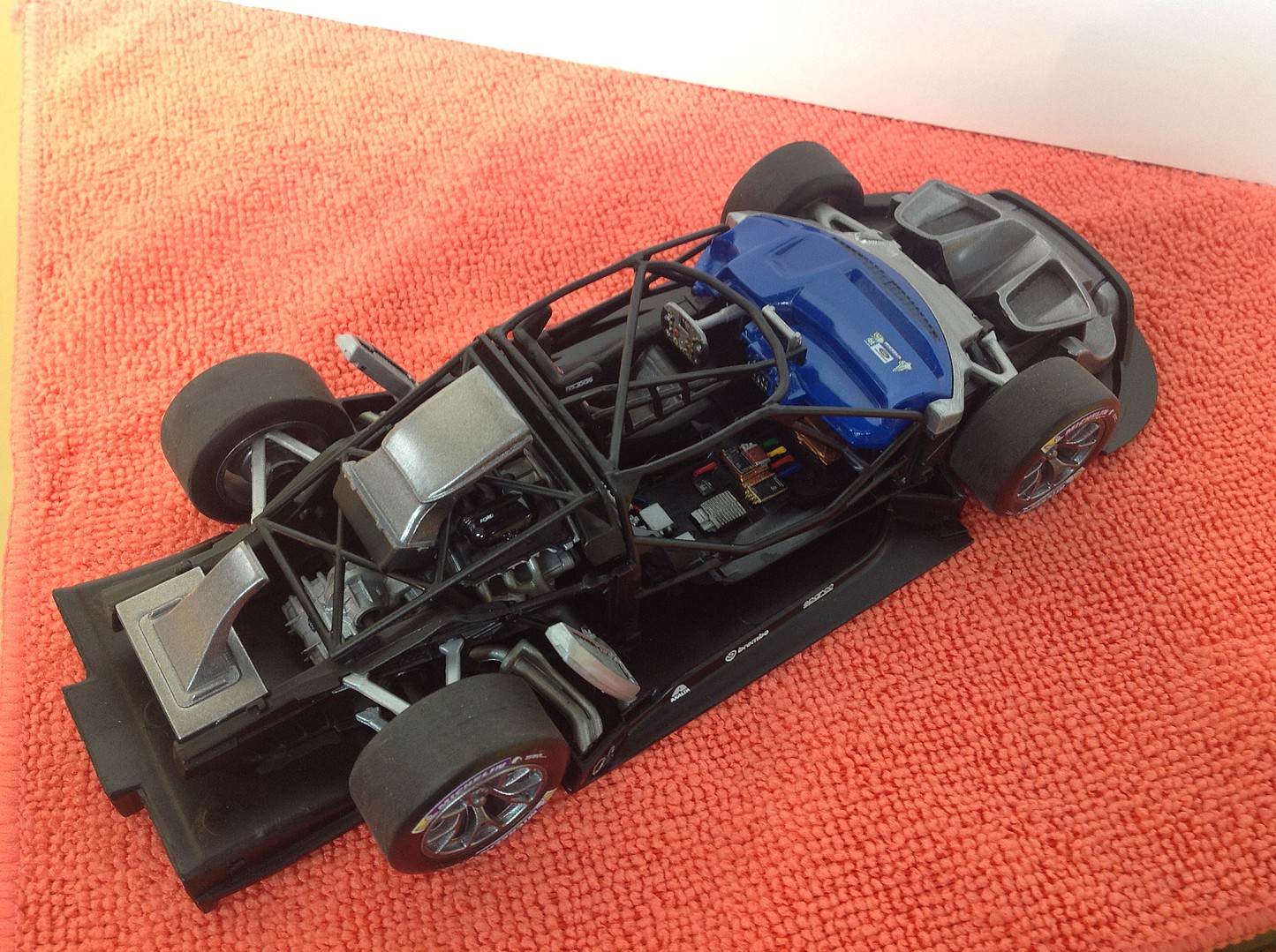 Ford GT LeMans 2017 Race Car -- Plastic Model Car Kit -- 1/24 Scale ...