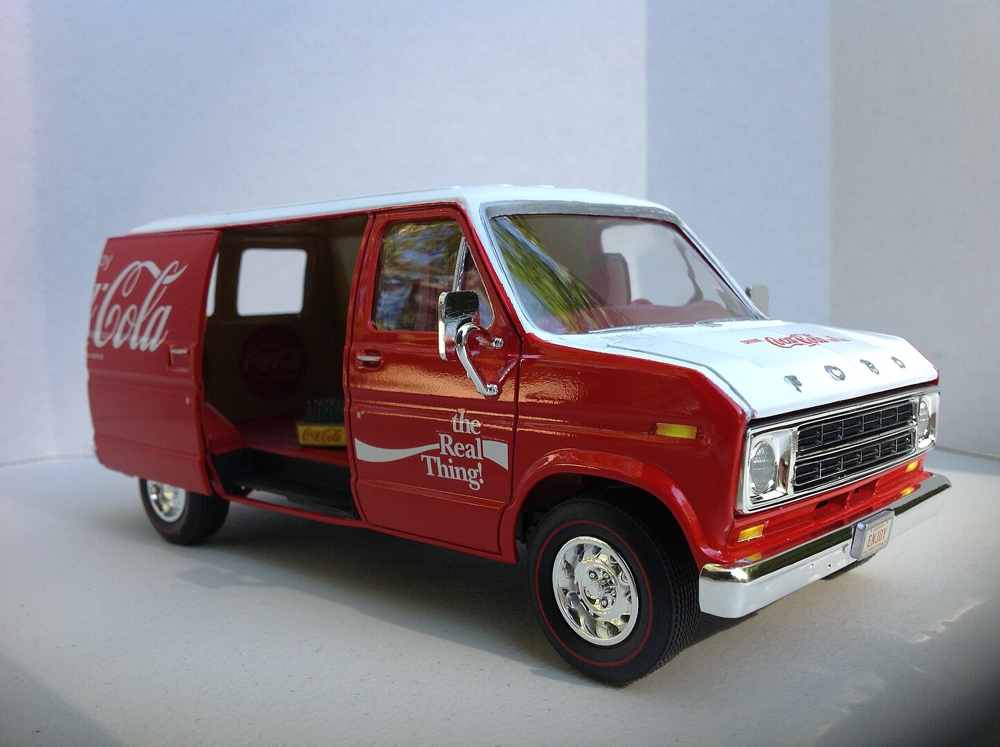 1977 Ford Van w/Coca-Cola Machine -- Plastic Model Car Vehicle Kit -- 1 ...