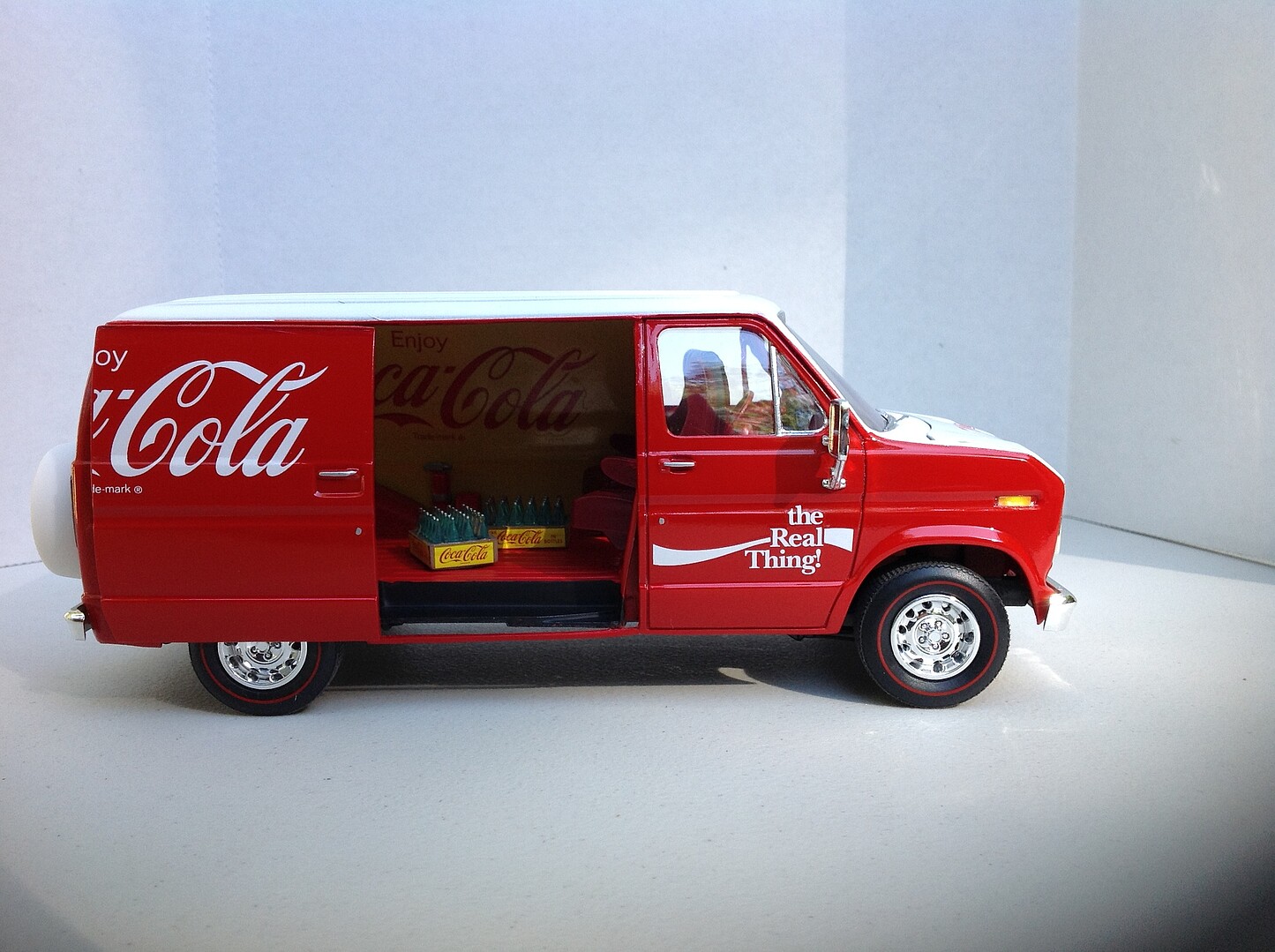 1977 Ford Van w/Coca-Cola Machine -- Plastic Model Car Vehicle Kit -- 1 ...