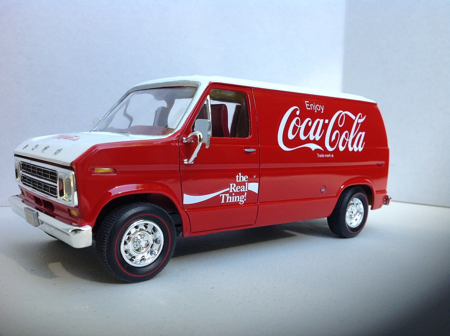 1977 Ford Van w/Coca-Cola Machine -- Plastic Model Car Vehicle Kit -- 1 ...