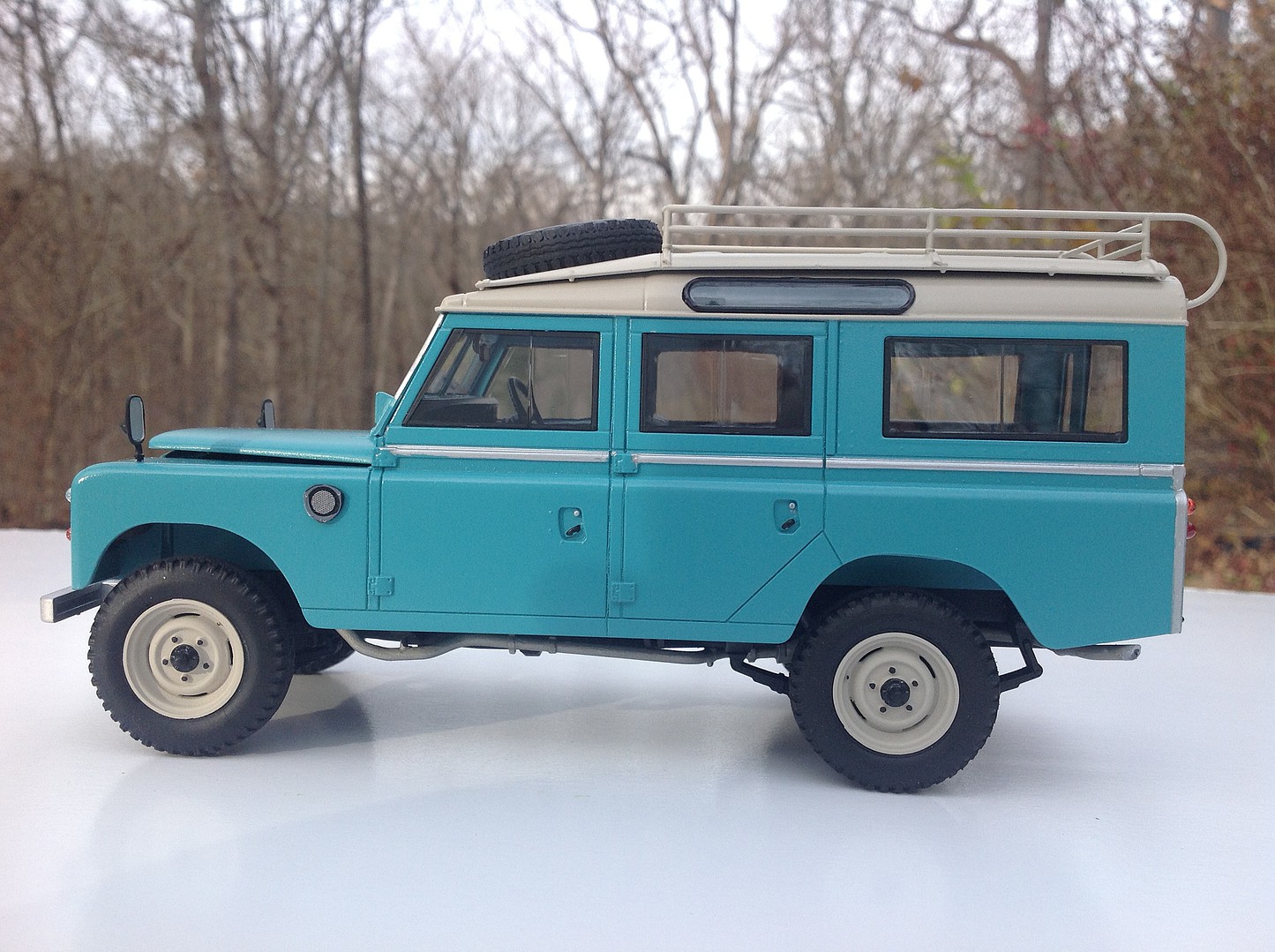 Land Rover Series III LWB Wagon w/Roof Rack -- Plastic Model Car Kit ...