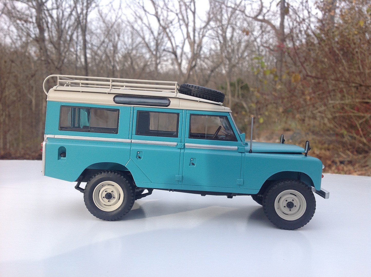 Land Rover Series III LWB Wagon w/Roof Rack -- Plastic Model Car Kit ...