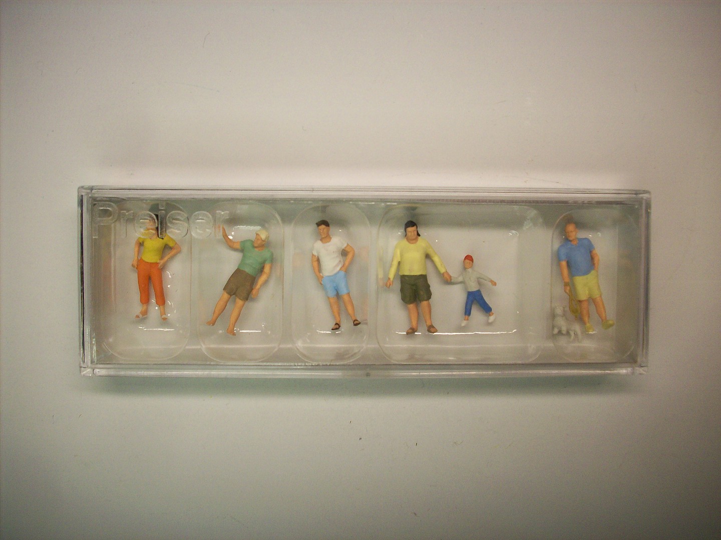 Passers-by in Summer Clothes -- HO Scale Model Railroad Figures ...