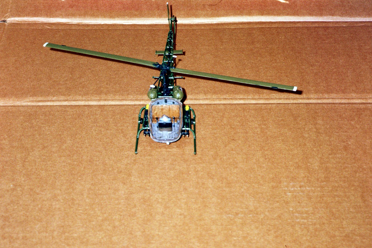 Bell H-13H 2'n1 -- Plastic Model Helicopter Kit -- 1/35 Scale ...