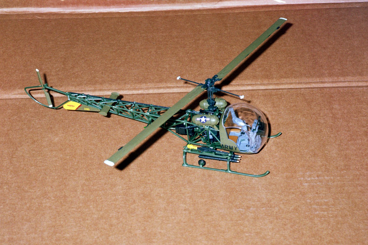 Bell H-13H 2'n1 -- Plastic Model Helicopter Kit -- 1/35 Scale ...