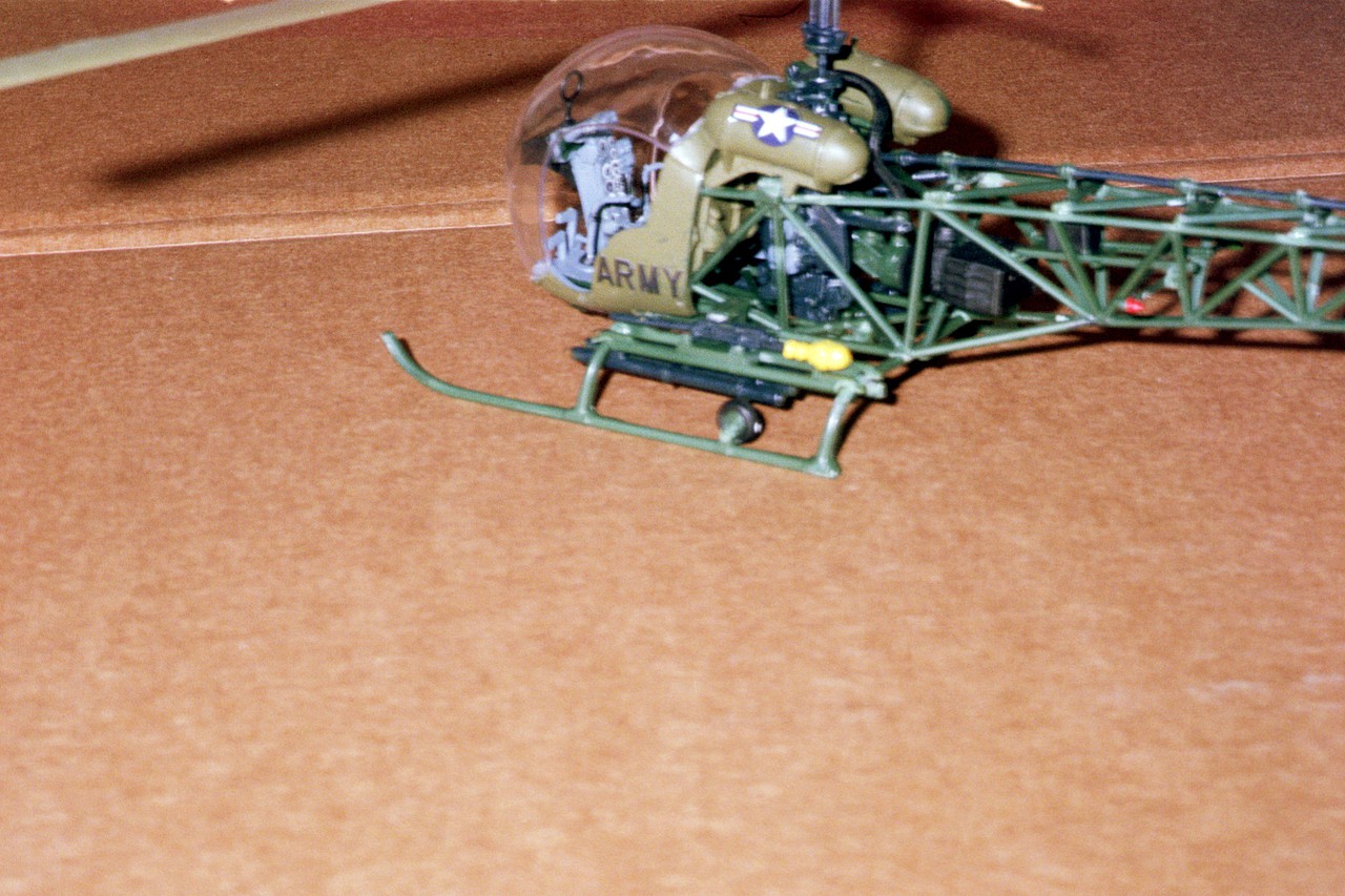 Bell H-13H 2'n1 -- Plastic Model Helicopter Kit -- 1/35 Scale ...