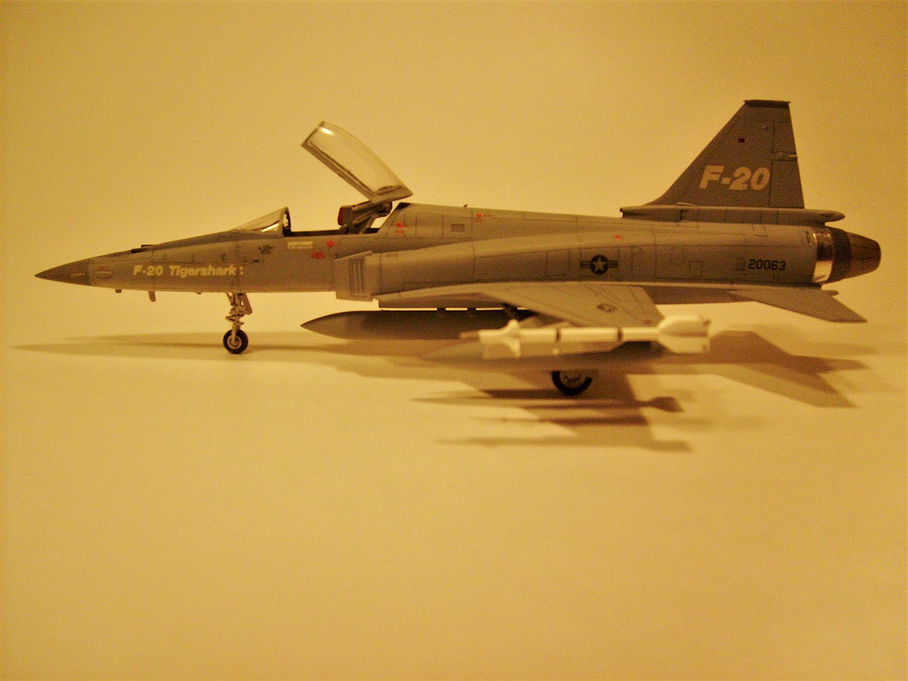 F-20 Tigershark -- Plastic Model Airplane Kit -- 1/72 Scale -- #00233 pictures by Jimmy D.