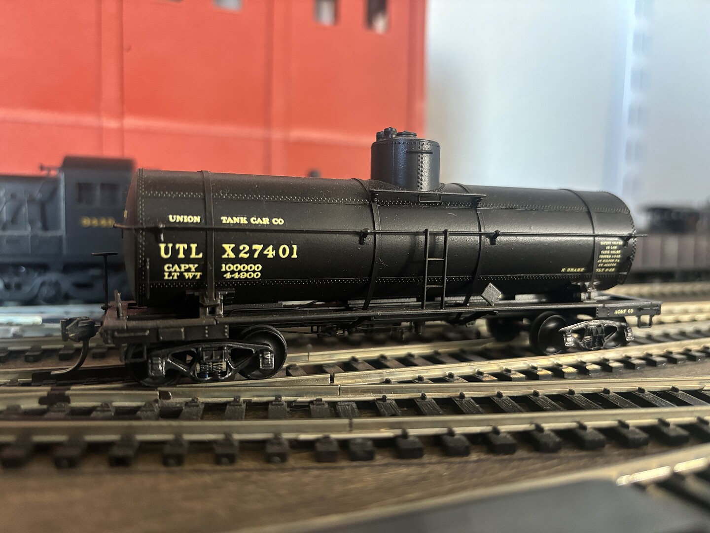HO Large Dome Tank Car Kit Pictures