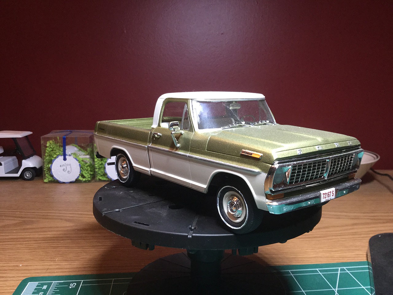 1970 Ford F-100 Custom Cab -- Plastic Model Truck Kit -- 1/25 Scale ...