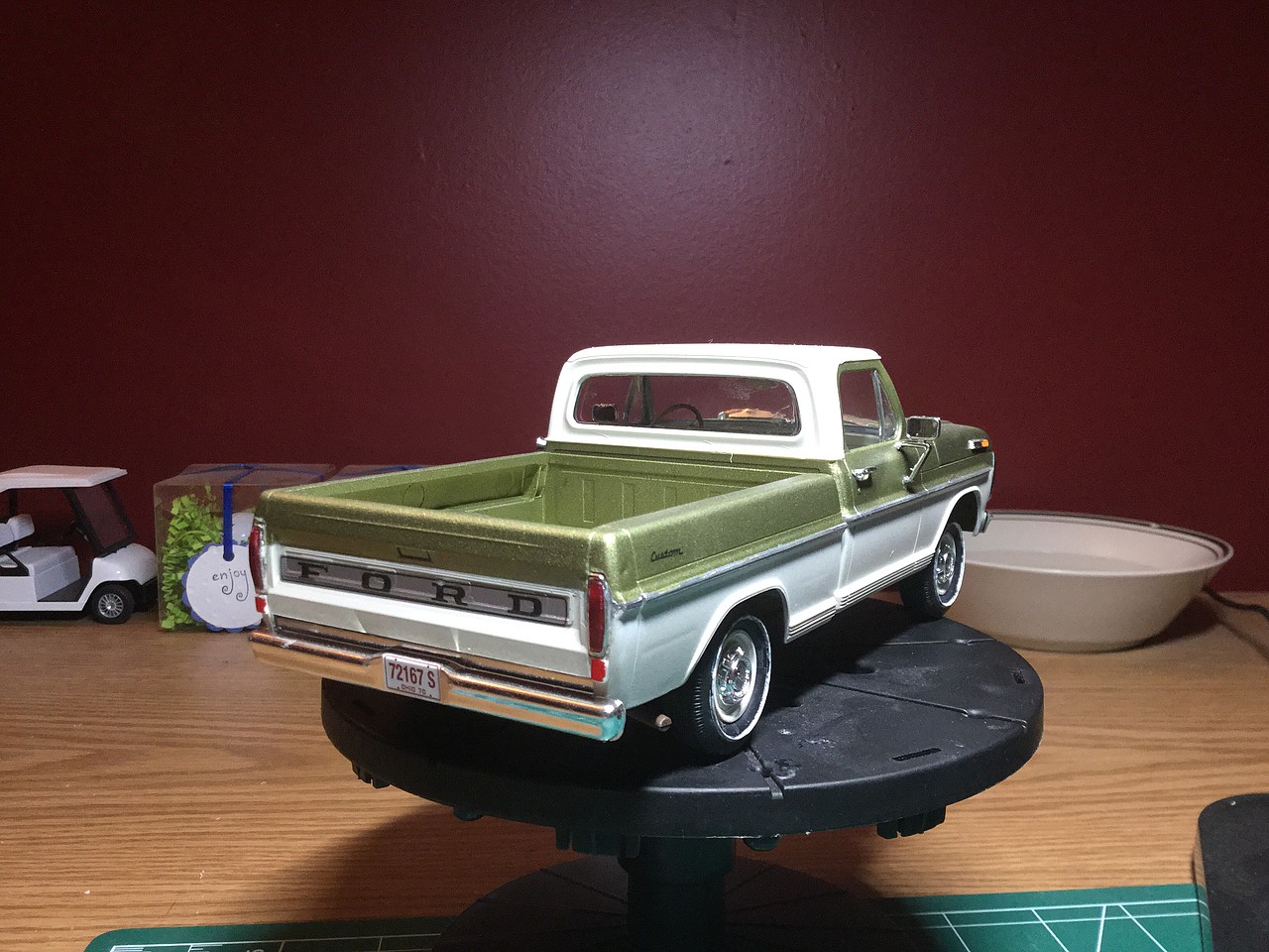 1970 Ford F-100 Custom Cab -- Plastic Model Truck Kit -- 1/25 Scale ...