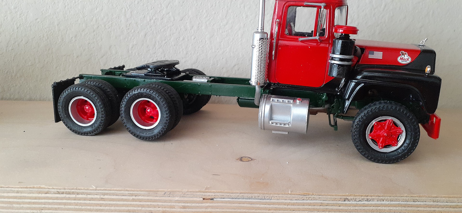 Mack R685ST Semi Tractor -- Plastic Model Truck Kit -- 1/25 -- #1039-06 ...