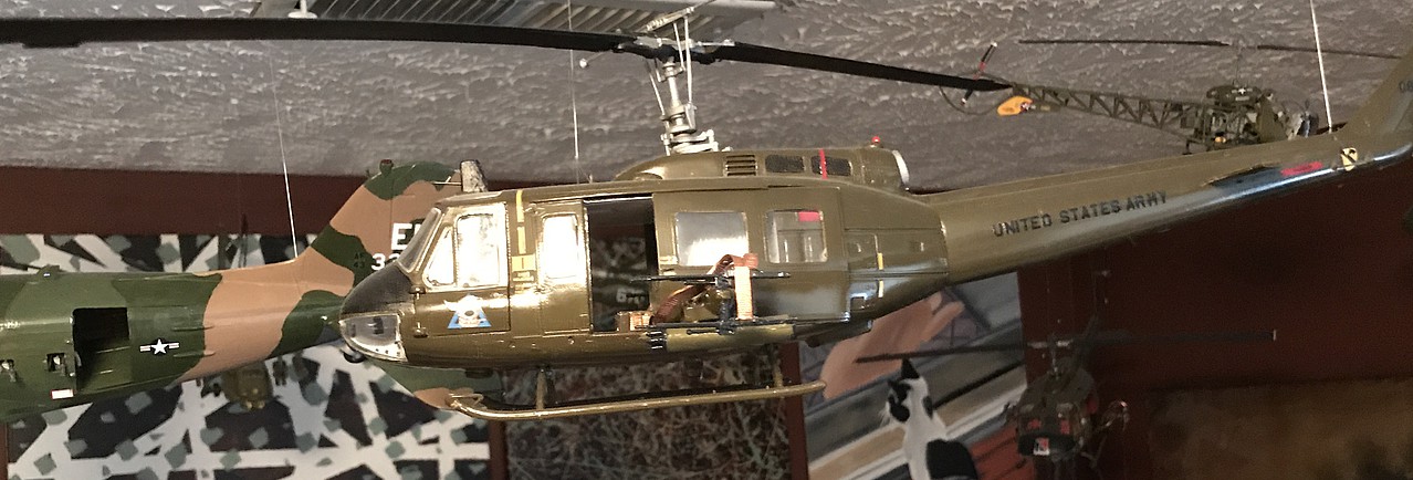 UH-1D Huey Gunship -- Plastic Model Helicopter Kit -- 1/32 Scale ...