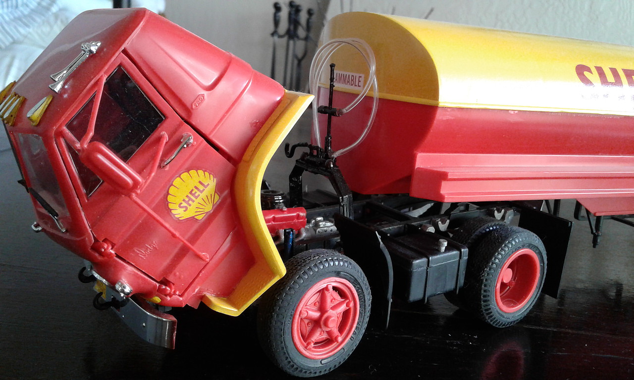 Dodge L700 Tractor with Shell Tanker -- Plastic Model Truck Kit -- 1/25 ...