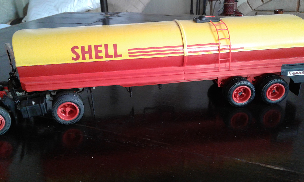 Dodge L700 Tractor with Shell Tanker -- Plastic Model Truck Kit -- 1/25 ...