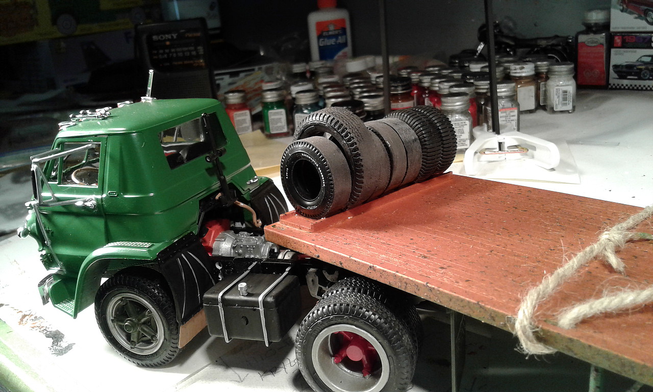 Dodge L700 Tractor with Shell Tanker -- Plastic Model Truck Kit -- 1/25 ...