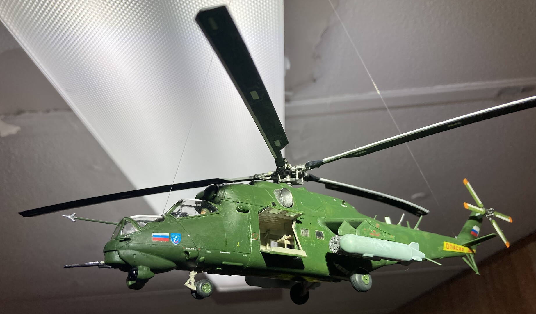 MiL Mi-35 Helicopter Gunship -- Plastic Model Helicopter Kit -- 1/72 ...