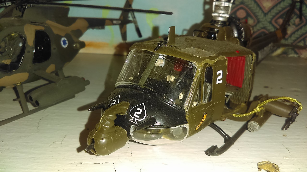 UH-1D Huey Gunship -- Plastic Model Helicopter Kit -- 1/32 Scale ...