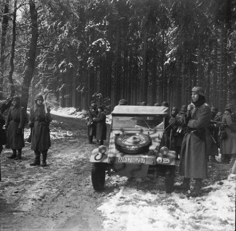 Kubelwagen Type 82 -- Plastic Model Military Vehicle Kit -- 1/35 Scale ...