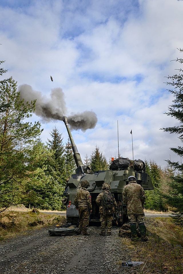 British 155mm AS90 Self-Propelled Howitzer -- Plastic Model Military ...
