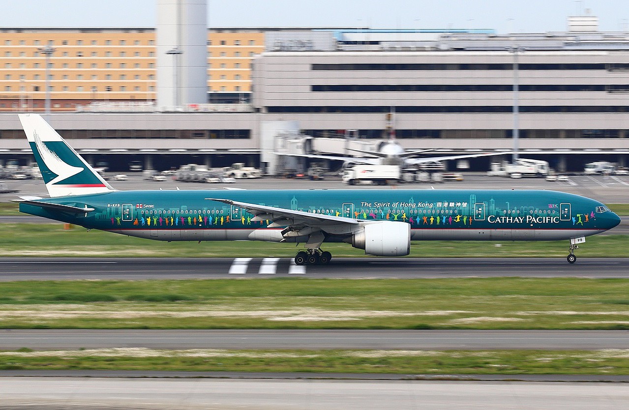 Boeing 777-300ER -- Plastic Model Airplane Kit -- 1/144 Scale -- #7012 ...