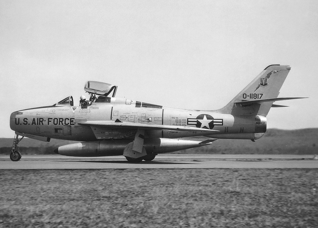 F-84F Thunderstreak -- Plastic Model Airplane Kit -- 1/48 Scale ...