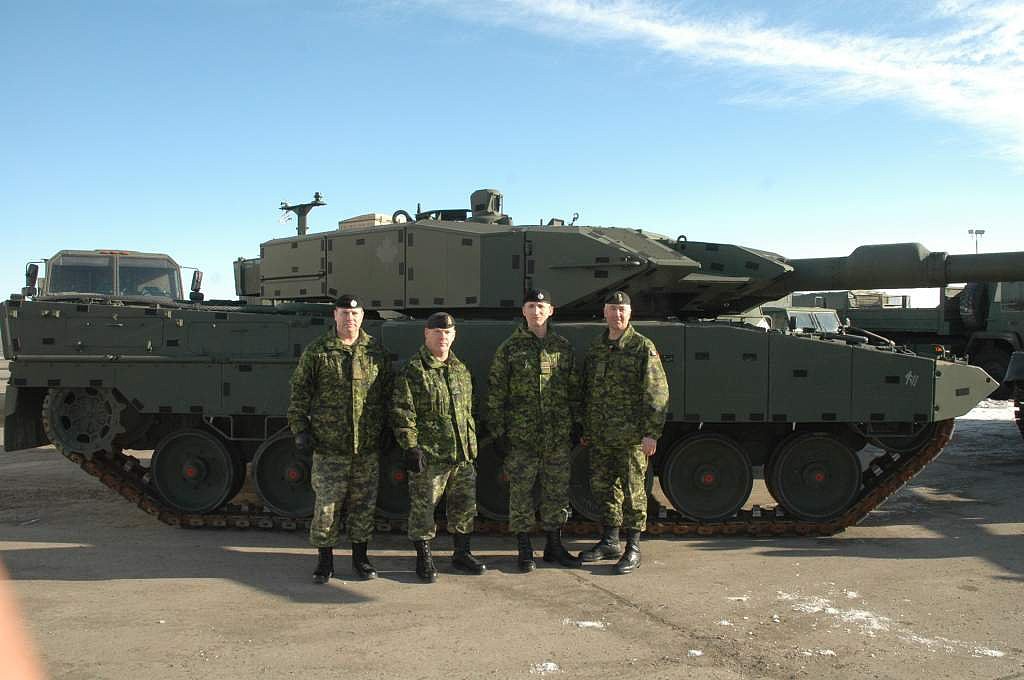 Leopard 2A4M Canada -- Plastic Model Military Vehicle -- 1/35 Scale ...